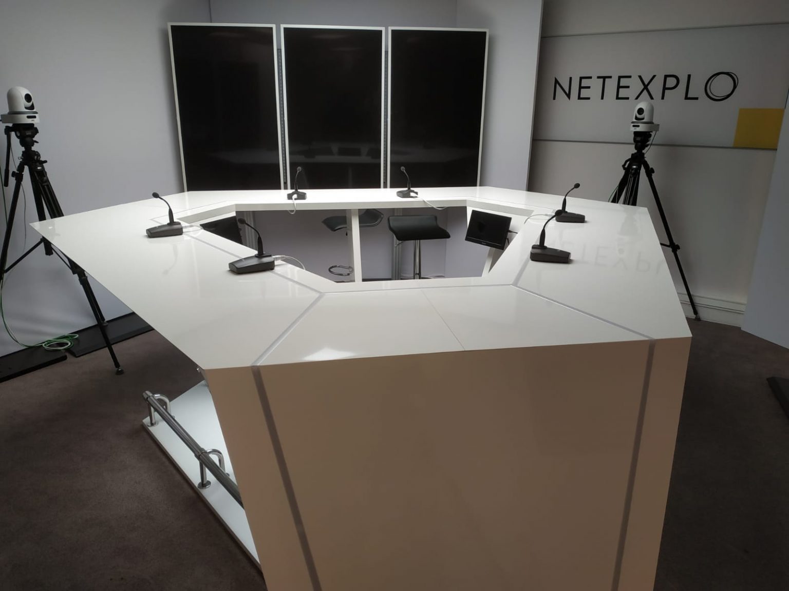 Meuble plateau pour un studio télévision - Brodie Agencement